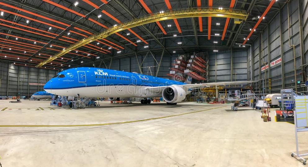 Boeing 787 maintenance editorial stock image. Image of machine - 168884934