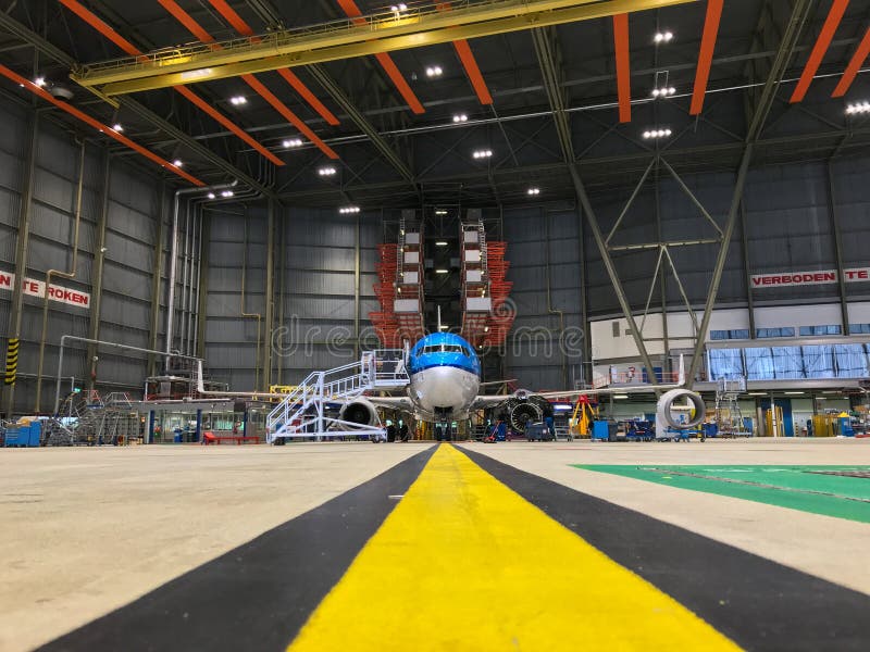 Boeing 737 maintenance editorial stock image. Image of wing - 168885064