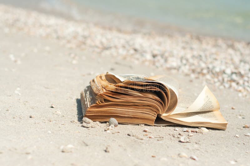 Boek op het strand stock afbeelding. Image of toerisme - 26477059