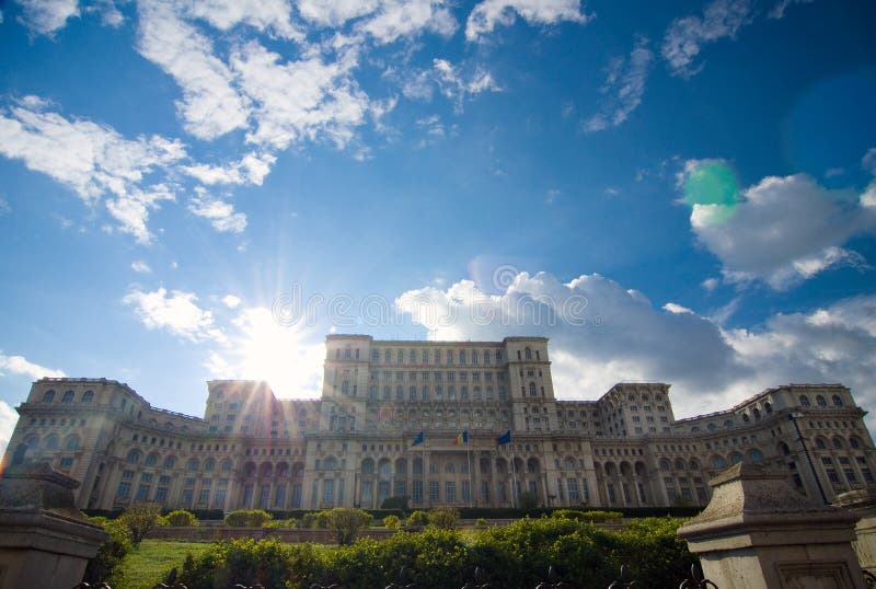 Boekarest - Het Parlement Paleis Stock Foto - Image of hemel, mensen ...