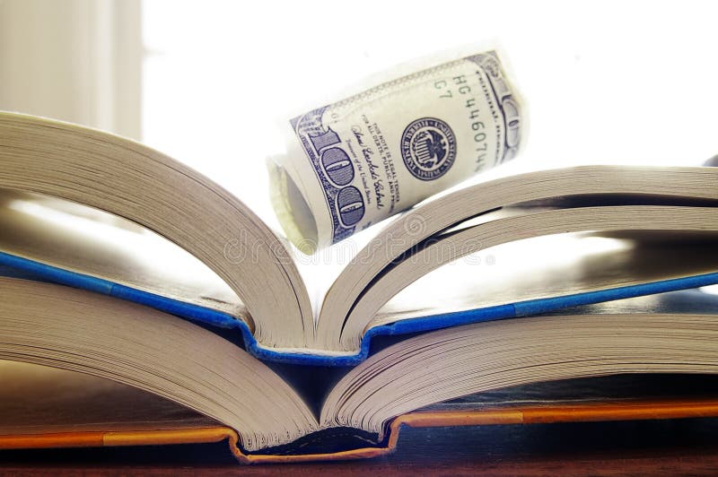 Boeken en geld stock afbeelding. Image of contant, schuld - 23428225