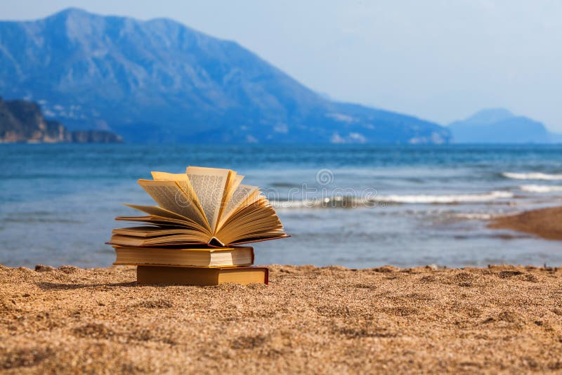 Hoed, Zonnebril En Een Boek Op Het Strand Stock Afbeelding - Image of ...