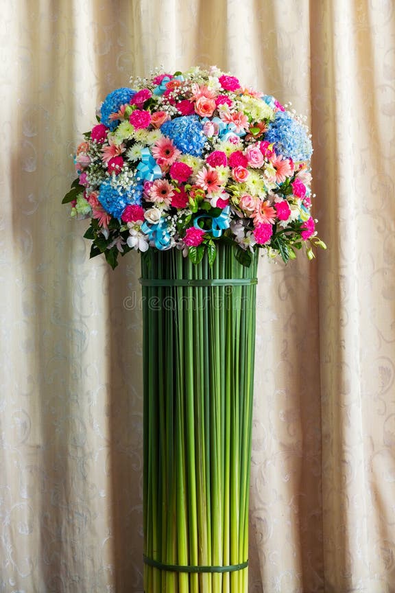 Boeket van bloem stock afbeelding. Image of naughty, boog - 33303385