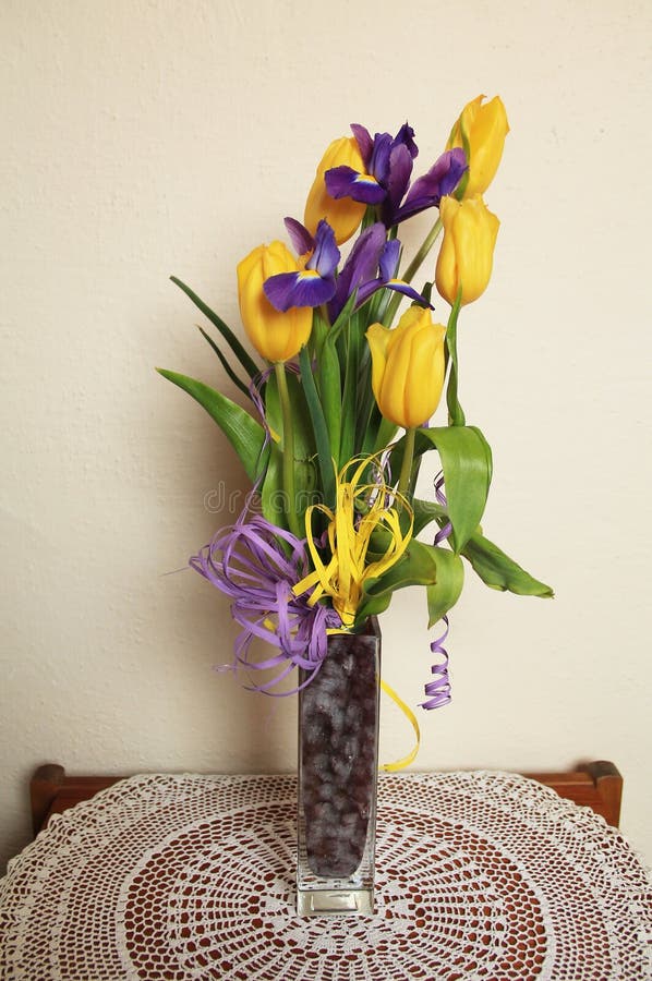 Boeket Van Tulpen En Irissen Stock Foto - Image of kleuren, installatie ...