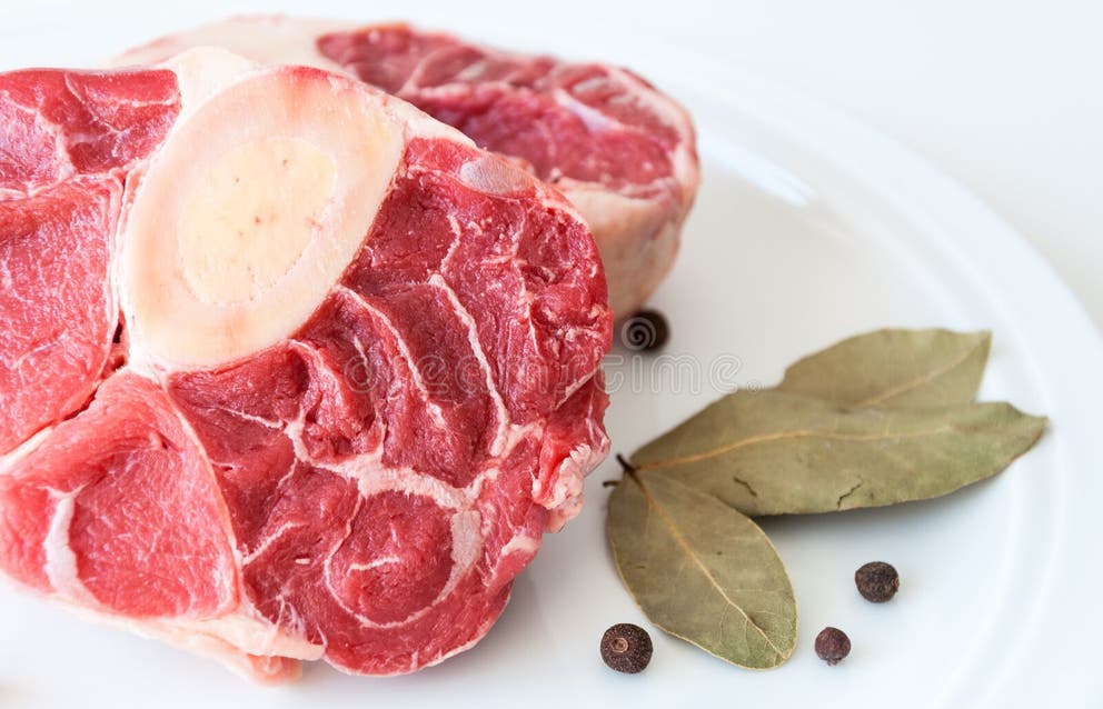 Boeuf cru photo stock. Image du blanc, morceau, compartiment - 28843498