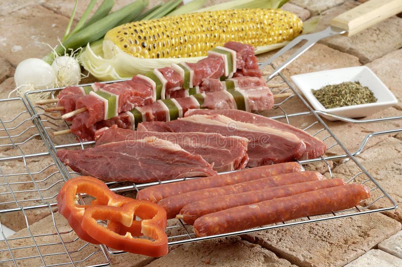 Boeuf cru et Merguez image stock. Image du appétissant - 2280121