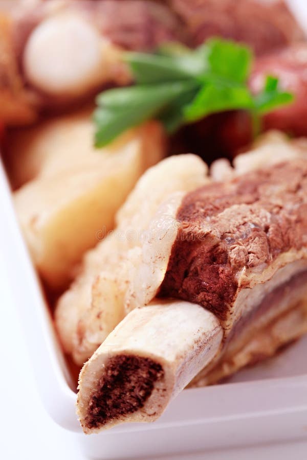 Boeuf de tibia image stock. Image du herbes, studio, jambe - 19951097