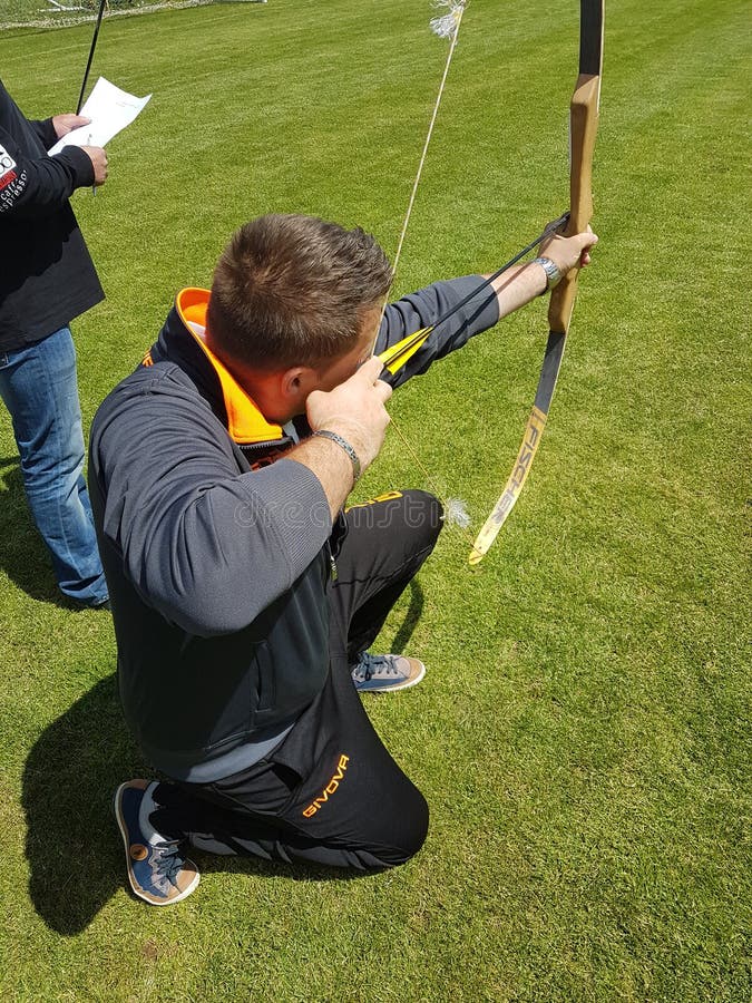 Bogen und Pfeil redaktionelles bild. Bild von konkurrenz - 120220355