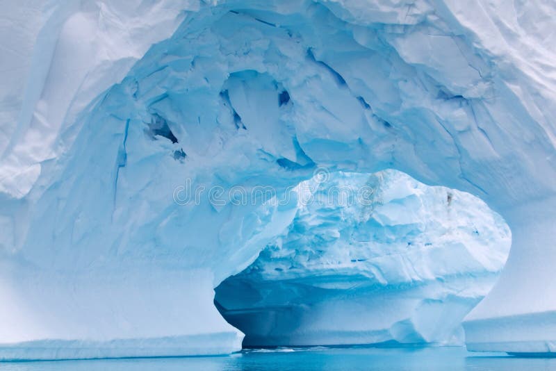 Spitze Des Eisbergs Im Antarktischen Wasser Eingefroren Stockfoto ...
