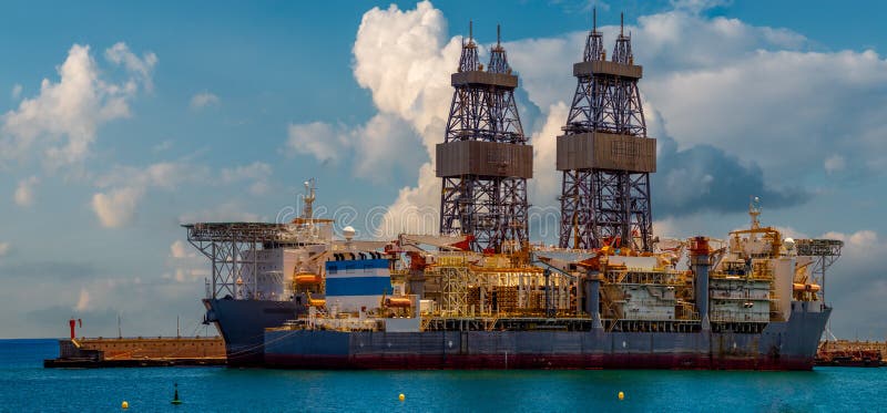 Der Bau der Bohrinsel stockbild. Bild von projekt, gebäude - 35975587