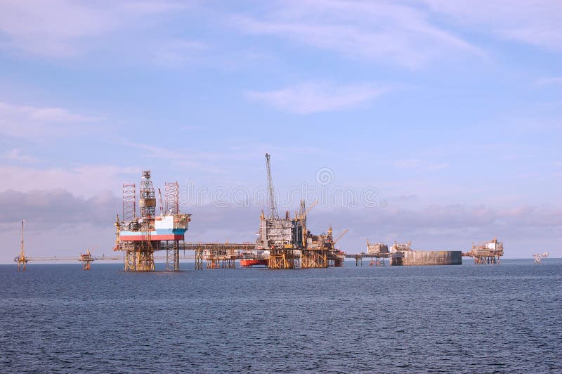 Bohrinseln in der Nordsee stockfoto. Bild von steckfassung - 11292212