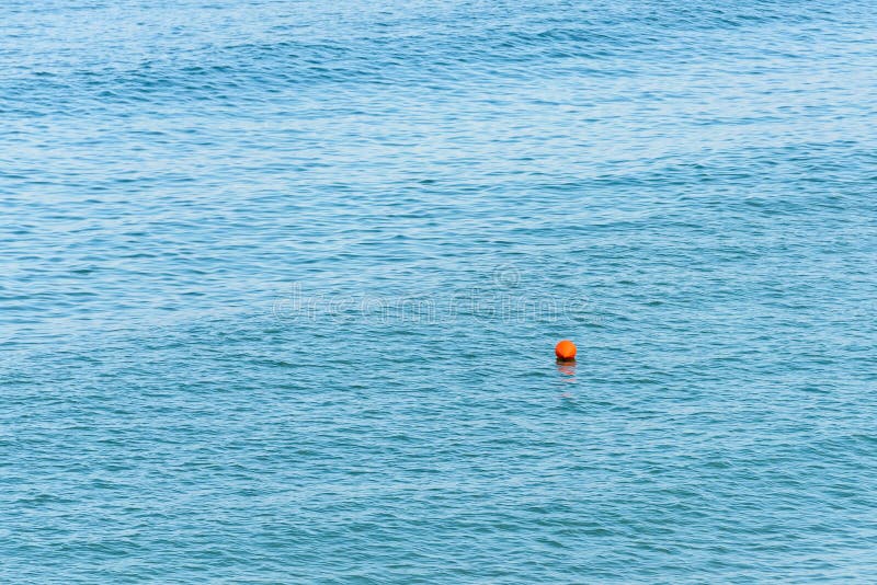 Boia De Vida Alaranjada No Meio Do Oceano Foto de Stock - Imagem de ...