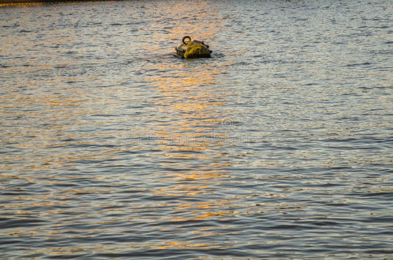 Boia Para Amarrar Navios No Meio Do Rio Foto de Stock - Imagem de vista ...