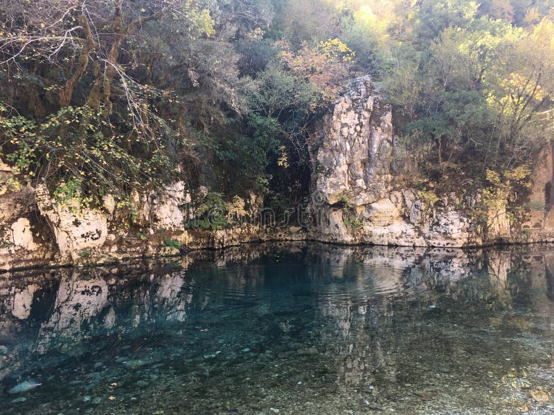 Lago Papiko Grecia imagen de archivo. Imagen de verde - 102754851