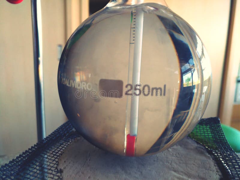 Boiling flask editorial photography. Image of experiment - 105194987