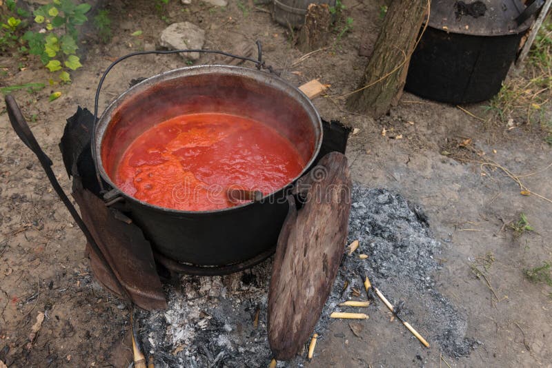 Boiling Tomato Sauce Outdoors Stock Image - Image of burn, meal: 140311929