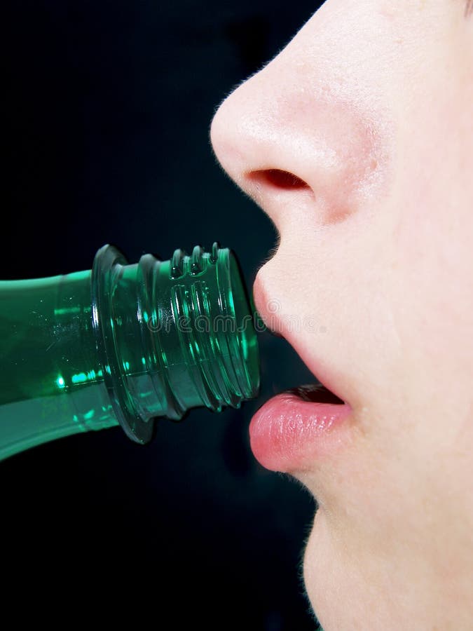 Boire image stock. Image du adolescents, vert, adolescent - 3458787