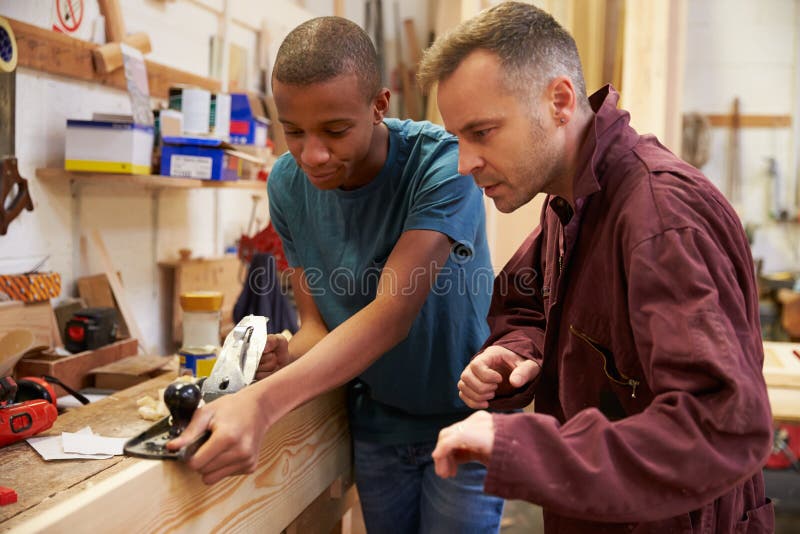 Bois De Rabotage D'apprenti Dans L'atelier De Menuiserie Photo stock ...