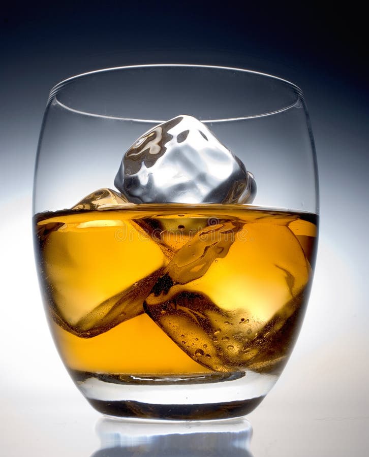 Boisson Alcoolisée Sur Les Roches Image stock - Image du bouteille ...