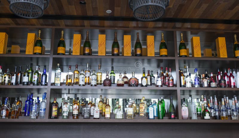 Boisson alcoolisée image stock éditorial. Image du agencement - 32785254