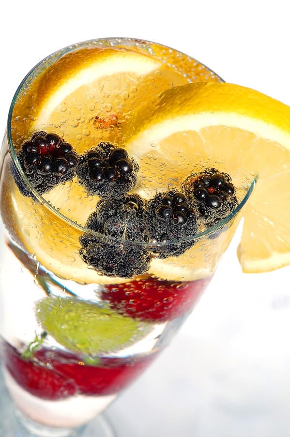 Boisson avec des fruits photo stock. Image du congelé - 2789592