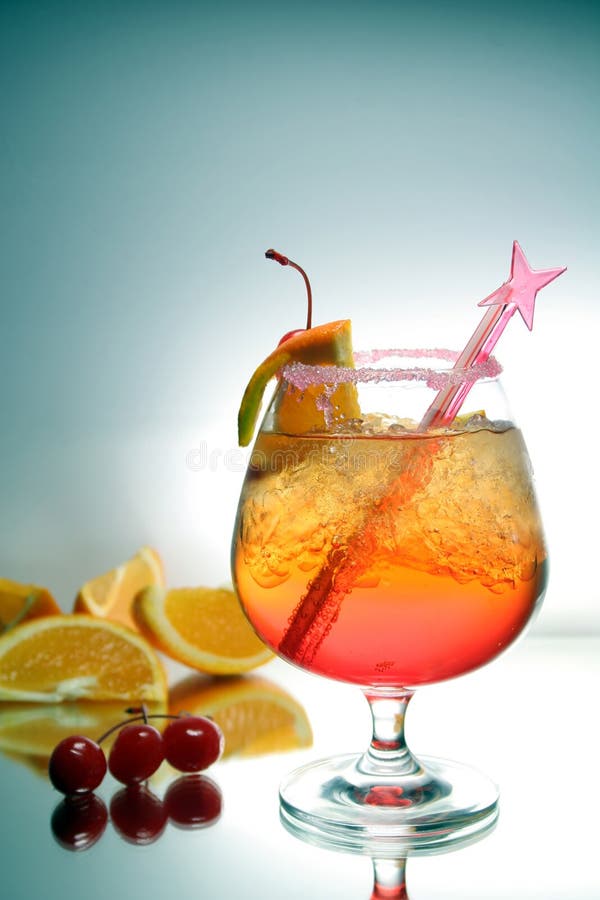 Boisson avec la paille photo stock. Image du paille, avec - 1784264