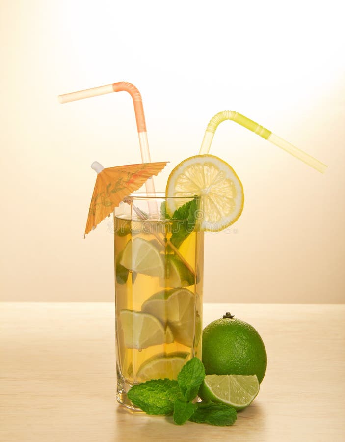 Boisson avec une paille photo stock. Image du part, transparence - 35309512