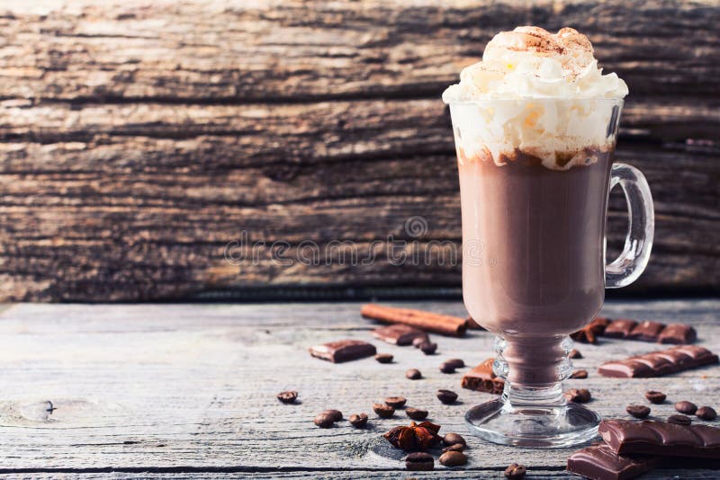 Boisson de chocolat chaud photo stock. Image of cuvette - 85599636
