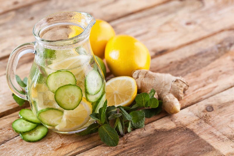 Boisson De Detox Avec L'ananas, Gingembre, Champignon D'anf De Pomme ...