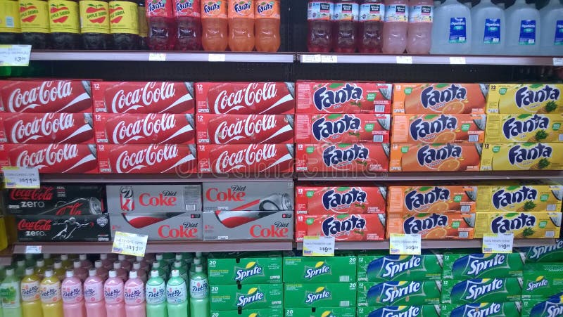 Boisson De Soude Sur Des Rayons De Magasin Image éditorial - Image du ...