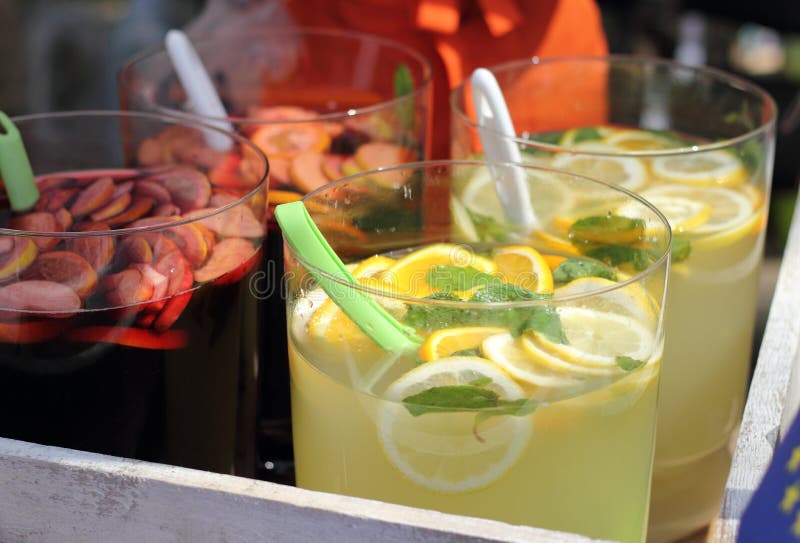 Boisson froide photo stock. Image du citron, monnayage - 56263944