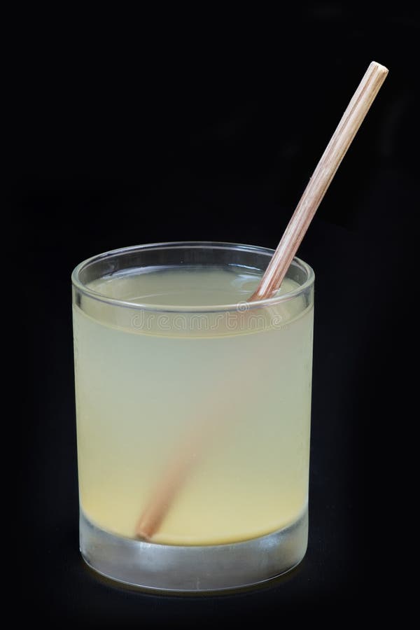 Boisson Naturelle De Jus Avec La Paille En Bois Photo stock - Image du ...