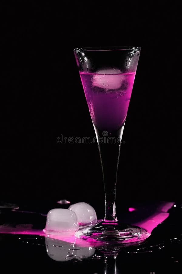 Boisson Rose Sur La Table De Marbre Image stock - Image du isolement ...