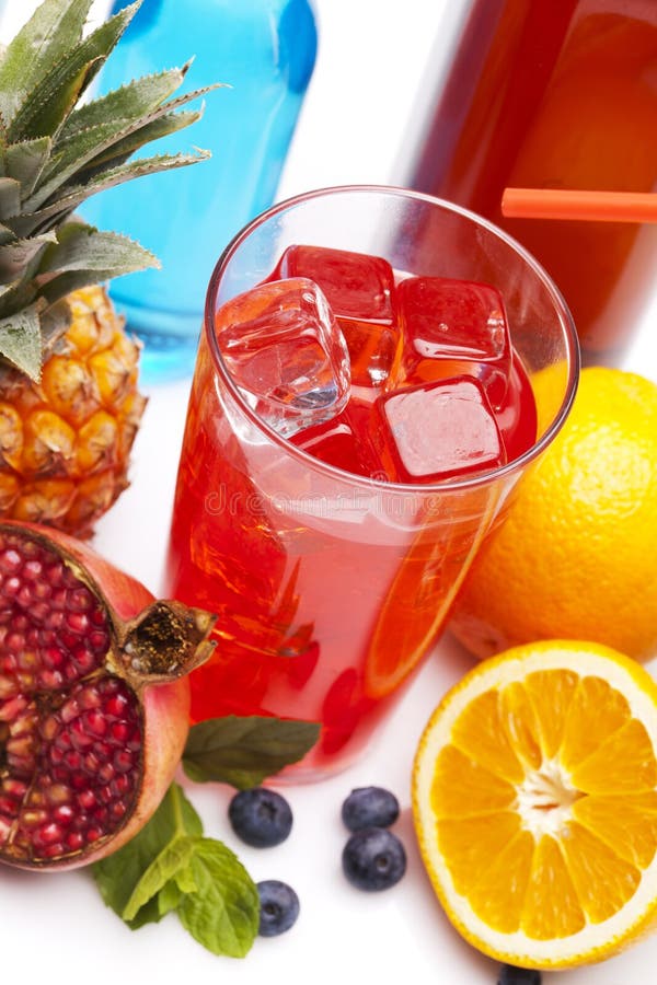 Cocktail Exotique D'alcool De Bouteille Avec Des Fruits Image stock ...