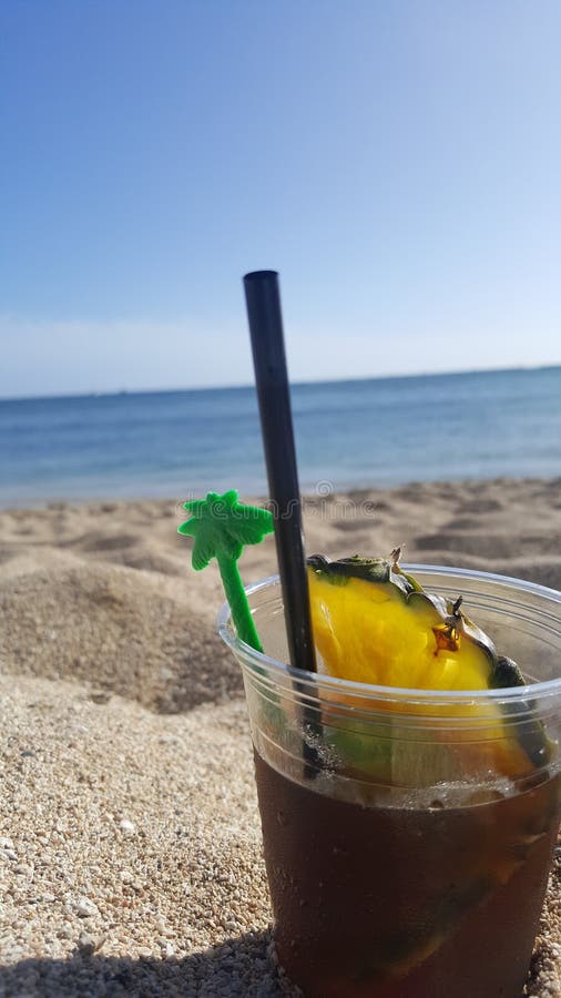 Boisson sur la plage photo stock. Image du boisson, hawaï - 112688742