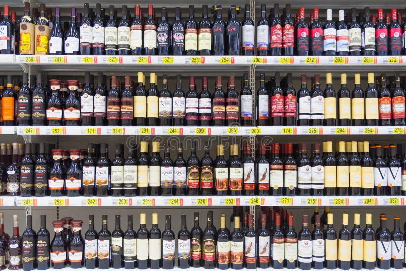 Bouteilles De Marques Assorties De Boisson Alcoolisée Dure Image stock ...