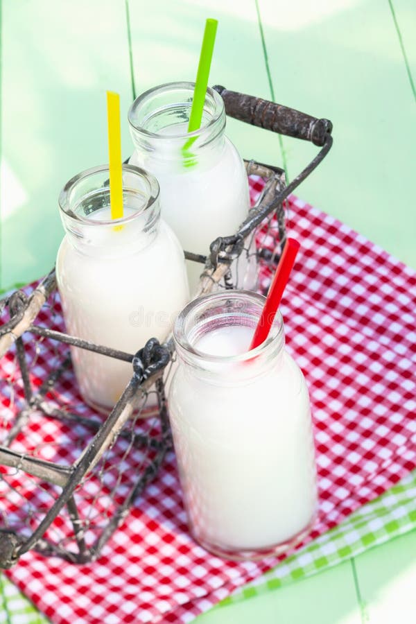 Boissons au lait photo stock. Image du bouteilles, serviette - 25181938
