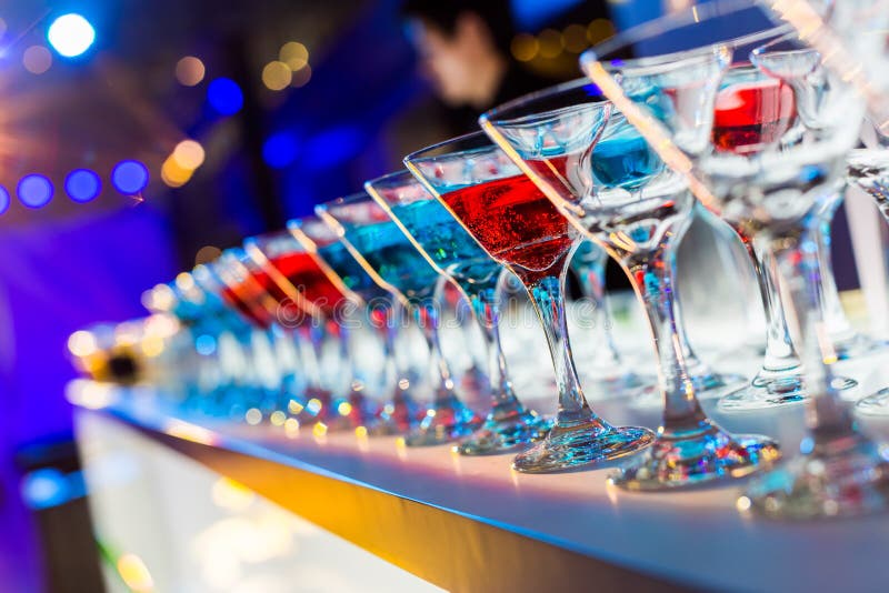 Boissons de cocktail image stock. Image du cocktails - 53272569