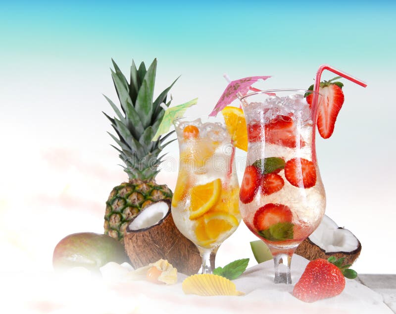 Boissons froides d'été image stock. Image du fruits, ciel - 30793669
