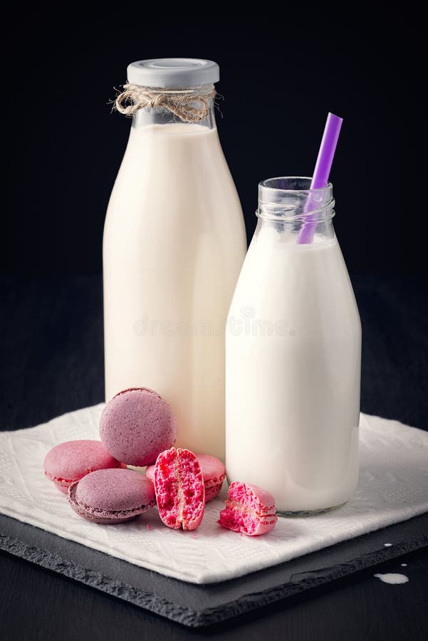 Boissons Laitiers Et Biscuits De Macarons Sur Une Table Noire Photo ...