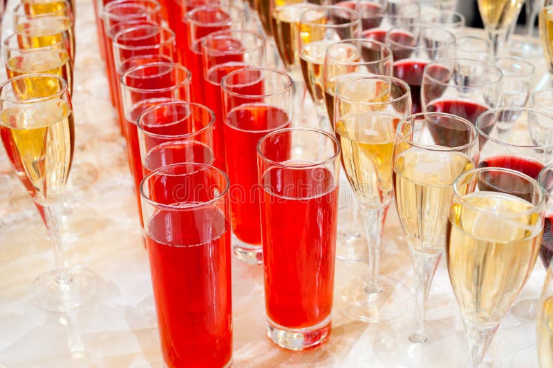 Boissons Sur La Table De Buffet Photo stock - Image du secouez ...