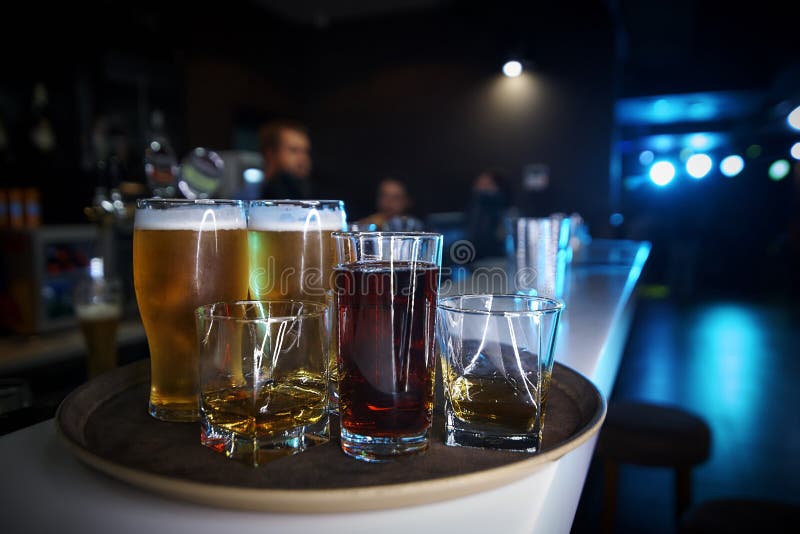 Plateau avec des boissons photo stock. Image du smoothie - 20052620