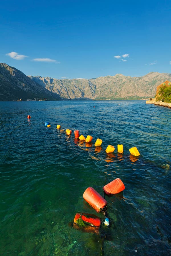 Die gelbe Boje im Meer stockbild. Bild von ozean, ruhe - 58044339