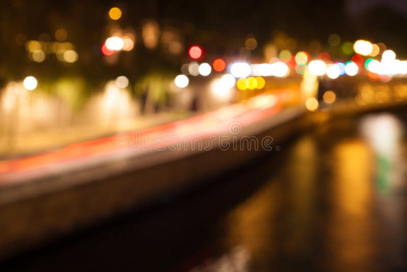 Bokeh Van Stadslichten Met Reflecties in Een Rivier Stock Afbeelding ...