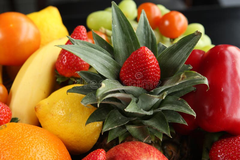 Bol de fruit photo stock. Image du tomate, pomme, raisins - 12562542