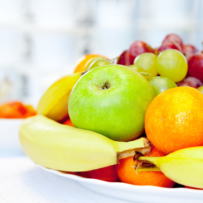 Bol de fruit assorti image stock. Image du citron, bananes - 22479915