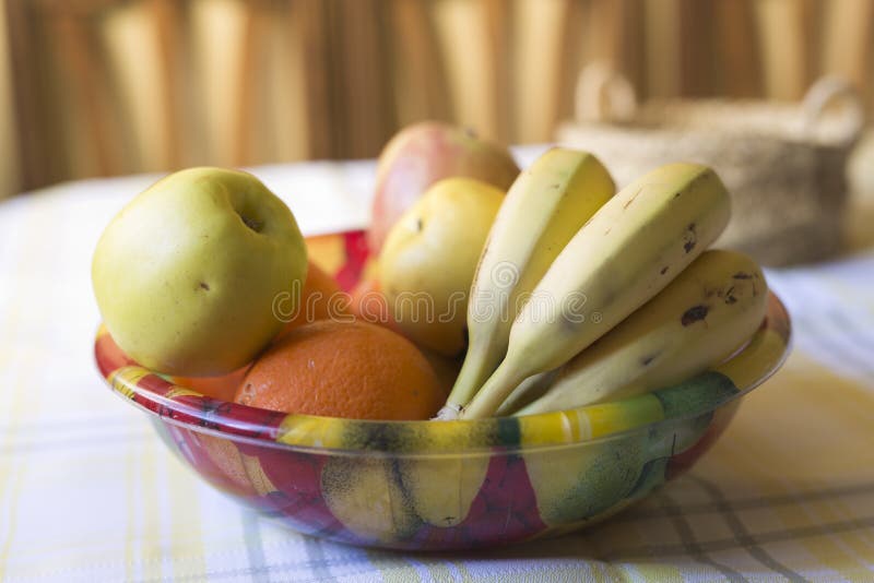 Bol De Fruit Avec Plusieurs Fruits Photo stock - Image du sain ...