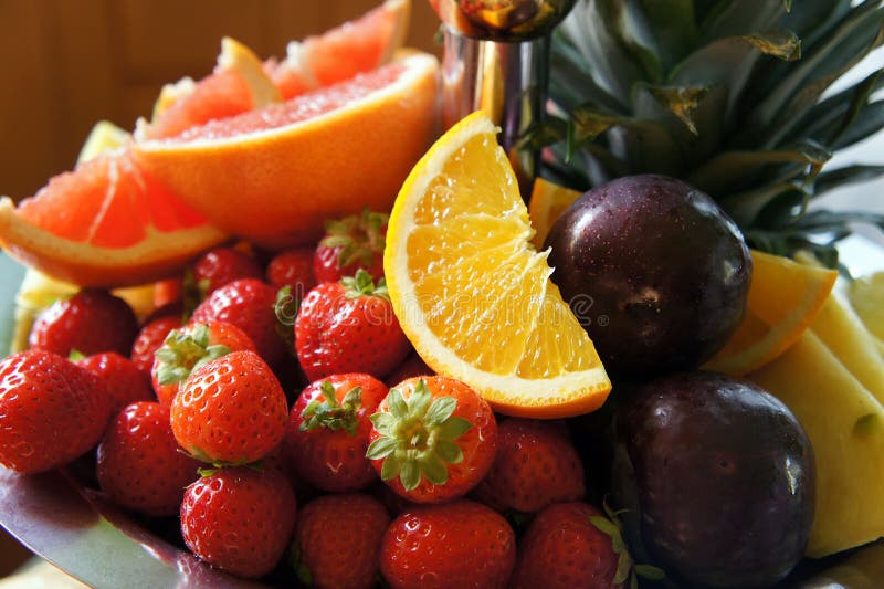 Bol De Fruit De Diverses Sortes Image stock - Image du juteux, fond ...