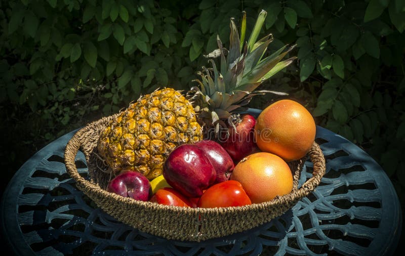 Bol de fruits image stock. Image du vitamines, mangez - 16870207