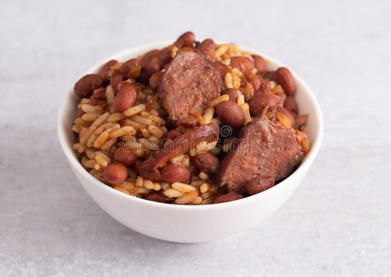 Bol De Haricots Rouges Et De Riz Avec La Saucisse Image stock - Image ...